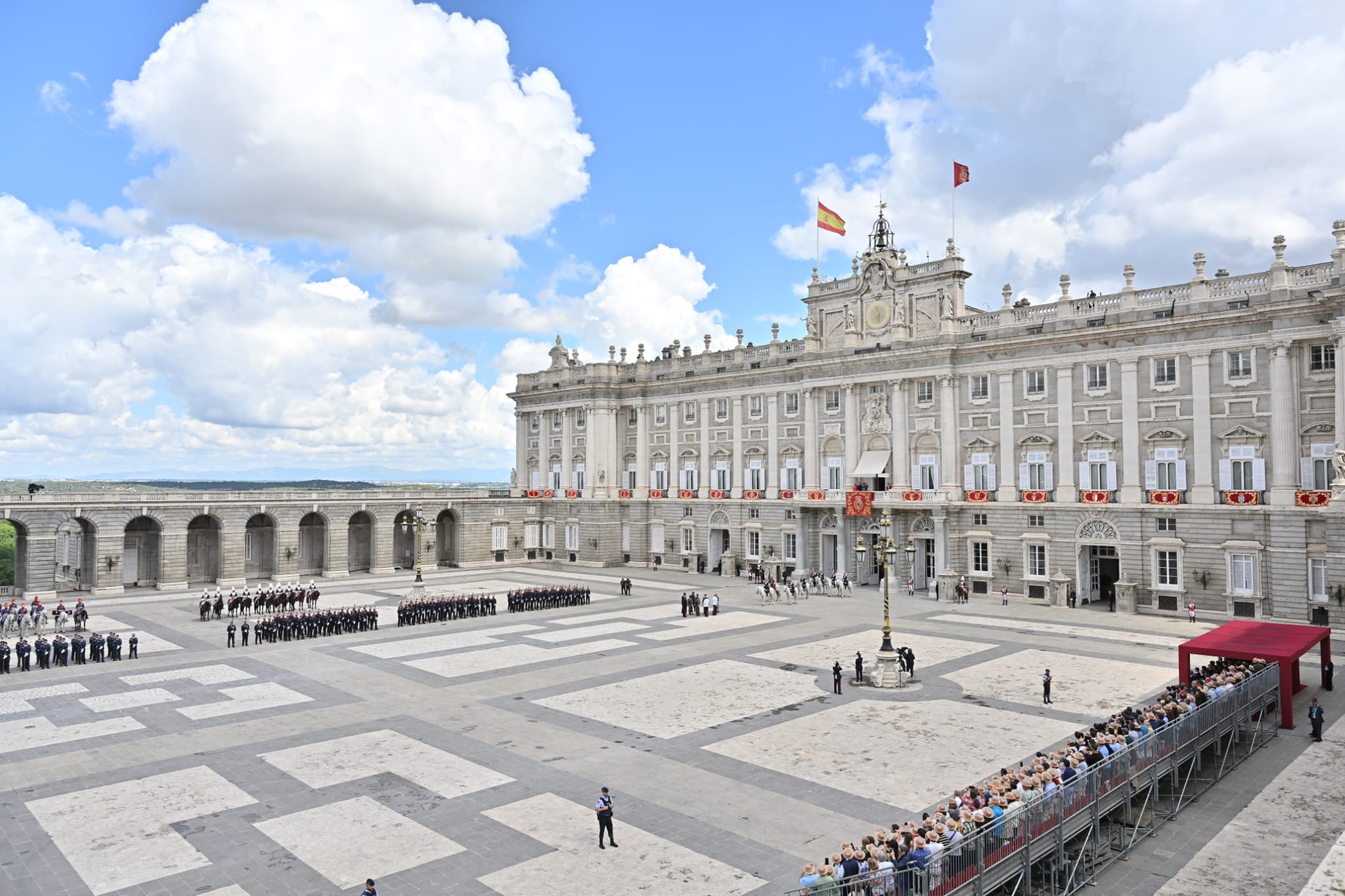 Cambio de guardia en el Palacio Real - Wemadrid | the place to be ...